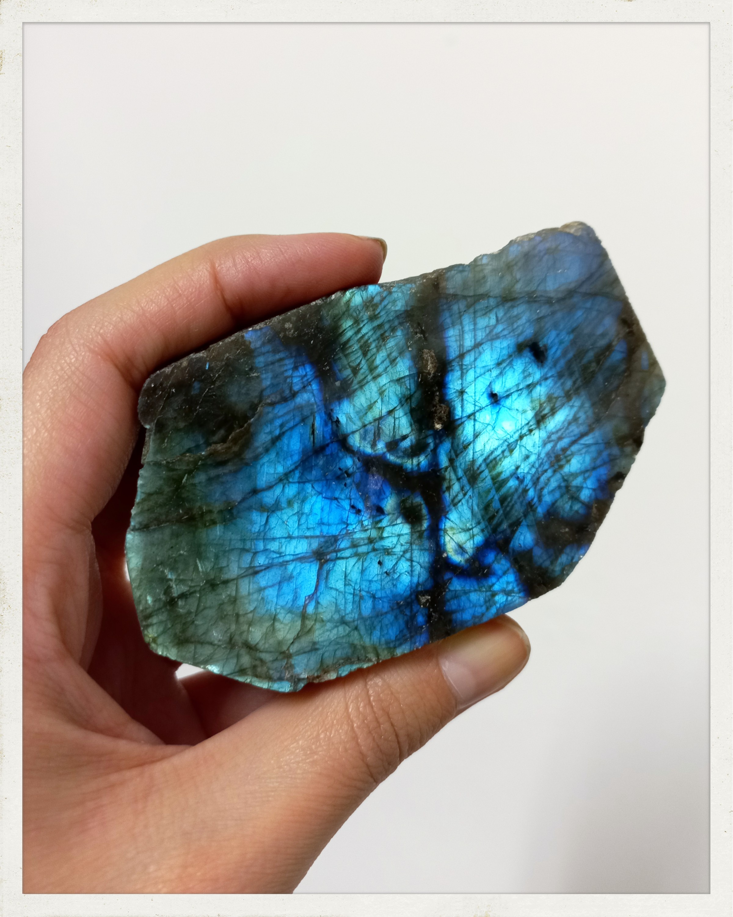 ¿QUÉ ES LA LABRADORITA? LA AURORA BOREAL EN UN MINERAL – GEO ROOM ...