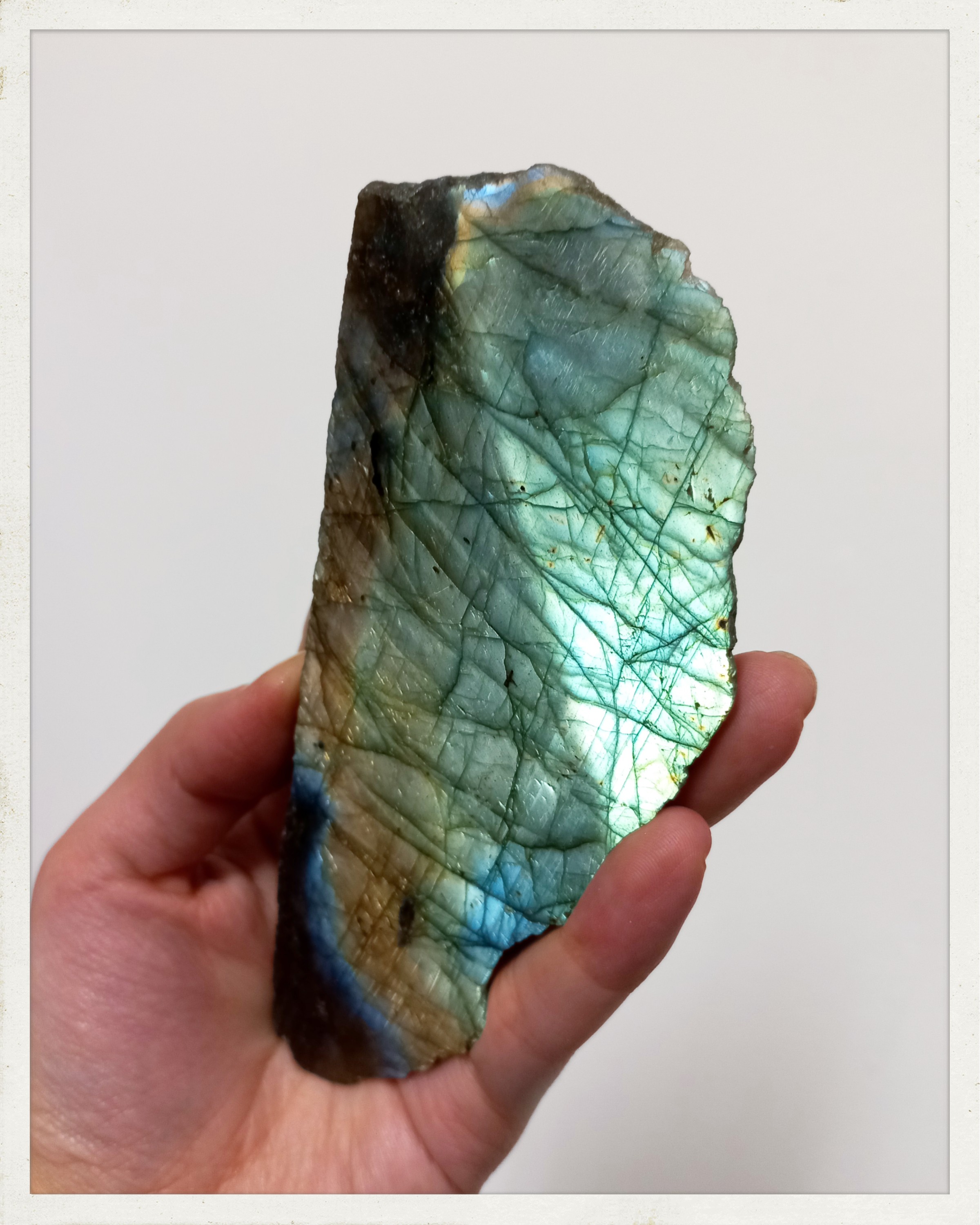 ¿QUÉ ES LA LABRADORITA? LA AURORA BOREAL EN UN MINERAL – GEO ROOM ...